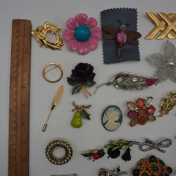 Jewelry | Vintage Modern Lot Of 36 Brooch Jewelry Pin | Poshmark